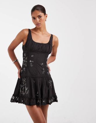 Asos Minikleid in verwaschenem Anthrazit mit U-Ausschnitt, transparenten Spitzeneins&auml;tzen und Blumenverzierung-Grau