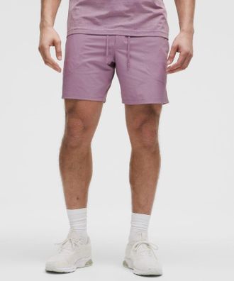 lululemon License to Train Shorts ohne Liner f&uuml;r M&auml;nner - 18 cm - Gr&ouml;&szlig;e 2XL in Lavender Lux
