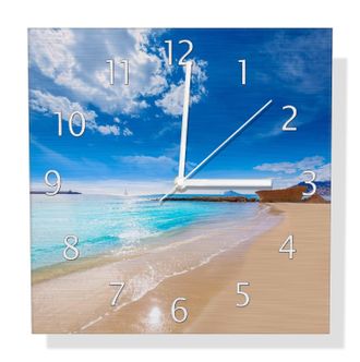 Wallario Design Wanduhr Traumstrand unter blauem Himmel aus Aluverbund, Alu-Uhr Größe 30 x 30 cm, weiße Zeiger mit Metalloptik