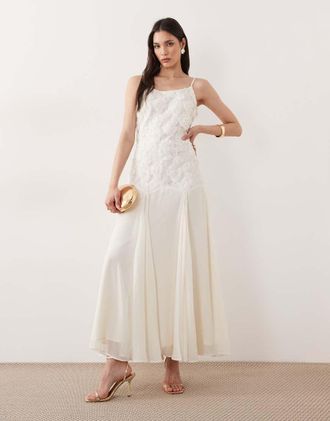 Vero Moda Maxi-Tr&auml;gerkleid in Gardenia-Wei&szlig; mit Blumenapplikation und tiefer Taille