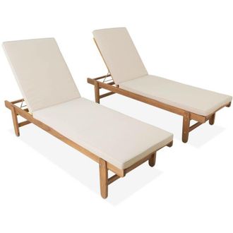 Sweeek Set de 2 bains de soleil en Acacia - AREQUIPA - Transats avec coussins beige et roulettes. multi positions