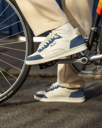 Faguo Baskets en cuir blanc et bleu