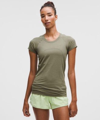 lululemon Swiftly Tech Kurzarmshirt 2.0 H&uuml;ftl&auml;nge f&uuml;r Frauen - Gr&ouml;&szlig;e 0 in Bay Leaf