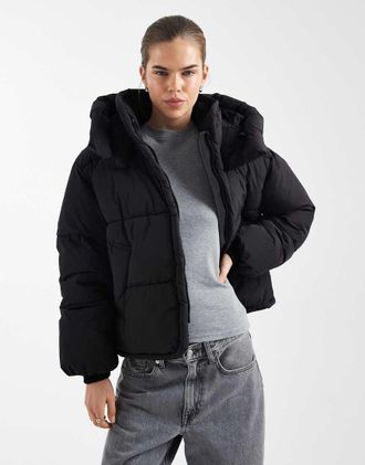Only Wattierte Jacke in Schwarz mit Kapuze