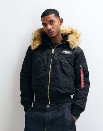 Alpha Industries Bomberjacke mit Kapuze und faux-fur in Schwarz