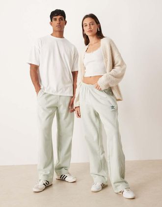 adidas Originals Jogginghose in Salbeigr&uuml;n mit offenem Saum
