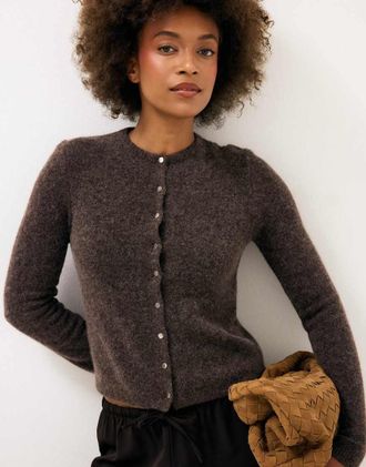 NA-KD Strickjacke aus Wollmix mit Kn&ouml;pfen und Rundhalsausschnitt in Braun