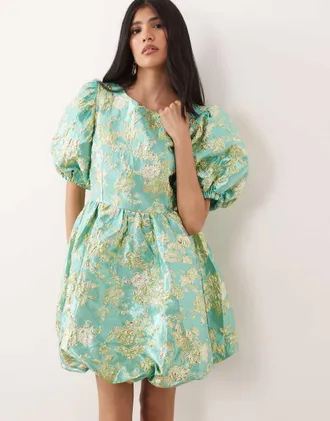 Sister Jane Sister Jane - Robe courte en jacquard &agrave; fleurs avec manches bouffantes et ourlet boule - Pistache-Vert