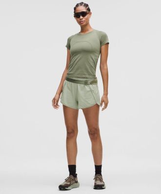 lululemon Swiftly Shorts mit mittelhohem Bund f&uuml;r Frauen - 8 cm - Gr&ouml;&szlig;e 10 in Fog Green/Light Ivory