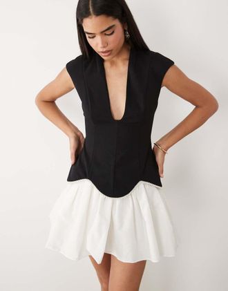 Asos Robe courte &agrave; d&eacute;collet&eacute; plongeant avec perles et jupe en tulle-multicolore