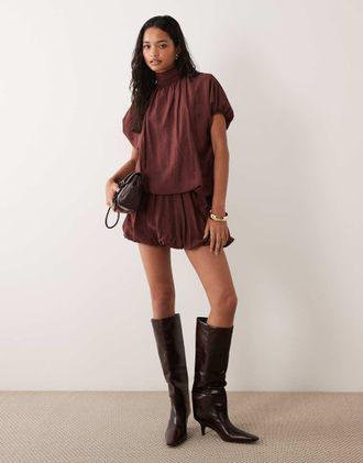 Asos robe courte &agrave; col montant avec ourlet boule en marron chocolat