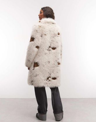 Reclaimed Vintage manteau mi-long en faux-fur imprim&eacute; vache-Multi