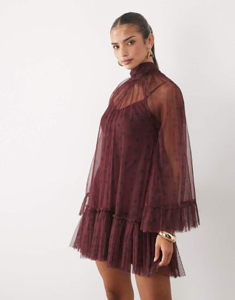Lace & Beads robe courte en tulle transparent &agrave; col montant et manches &eacute;vas&eacute;es, bordeaux &agrave; pois-VIOLET