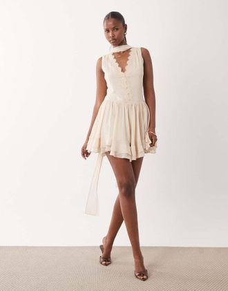 Tfnc Chiffon-Playsuit in Cremewei&szlig; mit V-Ausschnitt, Spitzendetail und Schaldetail