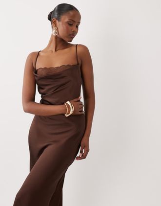 Vila Robe caraco longue en satin &agrave; col b&eacute;nitier et empi&egrave;cement en dentelle - Marron chocolat