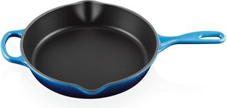 LE CREUSET Signature Hohe Brat- und Servierpfanne aus Gusseisen, für alle Herdarten und Backöfen, 26 cm, 2 Liter, Azure, 20187262200422