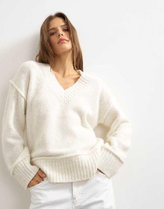 Topshop pull en maille col V ample avec d&eacute;tail de couture roulott&eacute;e en laine ivoire-Blanc