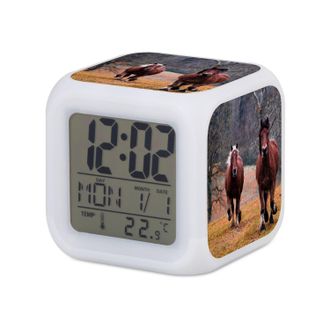 Fabulous Wecker W&uuml;rfel beleuchtet Wei&szlig; - Ponys im Galop Pferde Natur Haustiere - 7,8 x 7,8 x 7,8 cm - Retro Beleuchtung Mehrfarbig LED