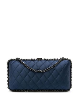 Chanel 2012 gesteppte Chain Around Clutch Umhängetasche aus Satin - Blau