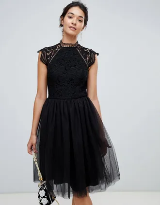 Chi Chi London Robe en dentelle 2 en 1 avec jupe en tulle - Noir