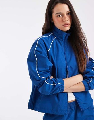 Jack & Jones veste de surv&ecirc;tement &agrave; col chemin&eacute;e avec passepoil contrastant bleu cobalt