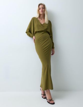 Asos Maxikleid mit Fledermaus&auml;rmeln und Wickeloptik in Moosgr&uuml;n