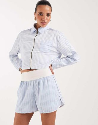 adidas Originals Premium Essentials - Shorts in Blau gestreift