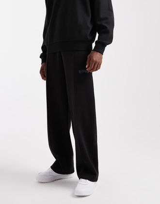 HUGO BOSS HUGO Red - Dadsinolo - Jogginghose in Schwarz mit silberfarbenem Logo, offenen S&auml;umen und Frontnaht