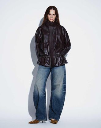 Gina Tricot Gina Tricot Oversize-Jacke aus Kunstleder mit hohem Kragen in dunklem Pflaumenton-Lila