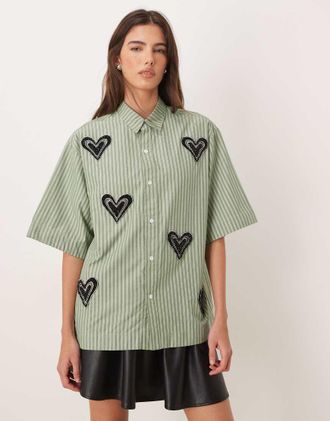 Sister Jane Sister Jane - Maris - Chemise unisexe coupe carr&eacute;e en coton m&eacute;lang&eacute; avec coeurs &agrave; ornements - Vert