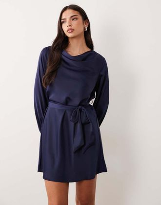 Vero Moda Robe courte en satin &agrave; col montant et manches longues - Bleu marine