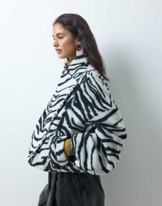 Asos veste habill&eacute;e textur&eacute;e &agrave; manches chauve-souris ann&eacute;es 80 en z&eacute;brures blanches
