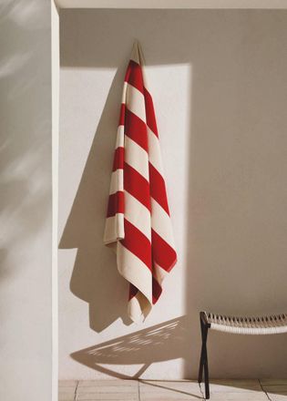 Mango Serviette plage en coton bouclette &agrave; rayures rouge - Home - 100x180cm - MANGO HOME