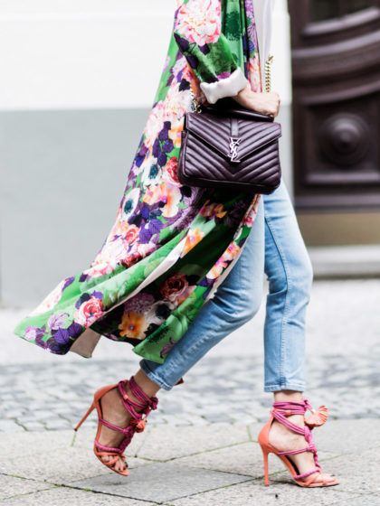 Ces sandales de couleur bonbon sont partout cet été