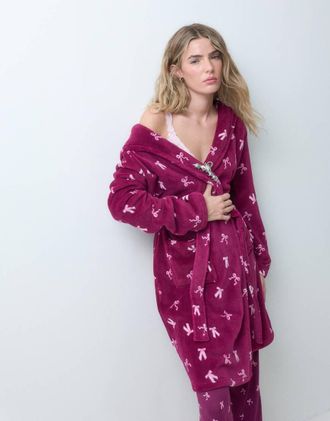 Urban Threads Fleece-Bademantel mit Kapuze und Schleifenprint in Burgunderrot