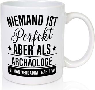 Generic Verdammt nah dran: Arch&auml;ologe | Arch&auml;ologie | Forscher - Tasse Weiss - Kaffeetasse/Geschenk/Familie
