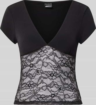 Gina Tricot T-Shirt mit V-Ausschnitt und Spitze