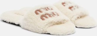 Miu Miu Mules en shearling et cuir à logo