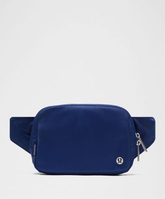 lululemon Everywhere G&uuml;rteltasche Gro&szlig; 2 L - Gr&ouml;&szlig;e 2 l in Clubhouse Blue/Silver