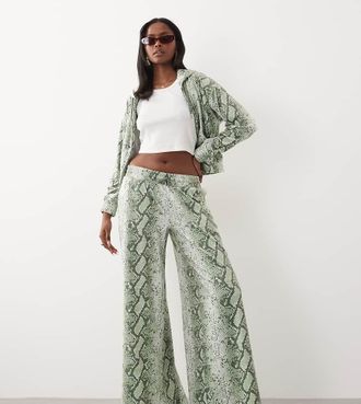 Juicy Couture Exklusive Velours-Jogginghose mit weitem Bein, gr&uuml;nem Schlangenmuster und Strass-Logo, Kombiteil
