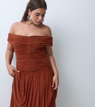 Lace & Beads Plus robe longue en tulle &agrave; &eacute;paules d&eacute;nud&eacute;es, fronc&eacute;e, taille basse, rouille-Marron