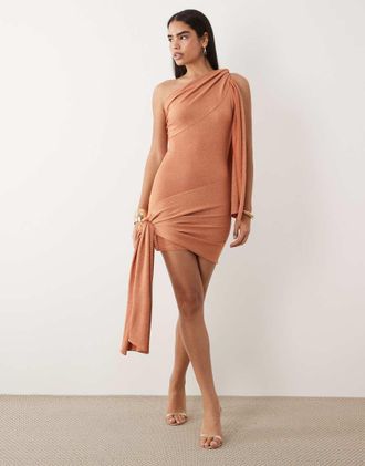 Aria Cove Robe courte et asym&eacute;trique en maille scintillante avec d&eacute;tail drap&eacute; sur l&eacute;paule - Orange