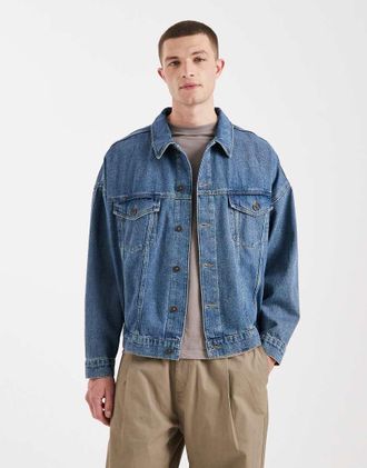 Asos Trucker-Jeansjacke in verwaschenem Mittelblau mit Oversize-Schnitt