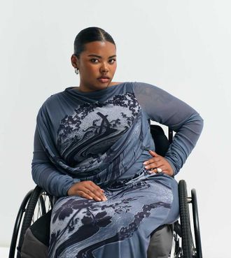 Asos Curve ASOS ADAPTIVE Curve robe longue en tulle drap&eacute; &agrave; imprim&eacute; plac&eacute;-Multi