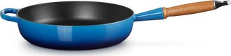 LE CREUSET Signature gusseiserne Saut&eacute;pfanne mit Holzgriff 28 cm Azure Blue, 20259282200422