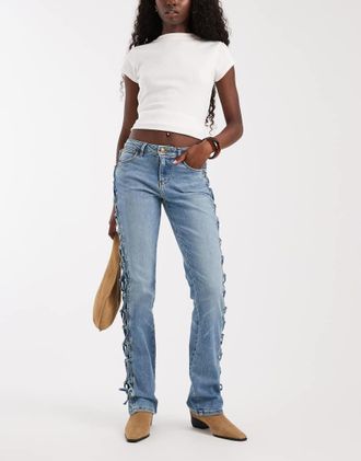 Wrangler Low-Rise Schn&uuml;r-Bootcut-Jeans in mittlerer Waschung-Blau