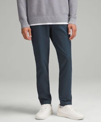 lululemon ABC Hose im Slim Fit mit 5 Taschen Utilitech f&uuml;r M&auml;nner - 81 cm - Gr&ouml;&szlig;e 28 in Shale Blue