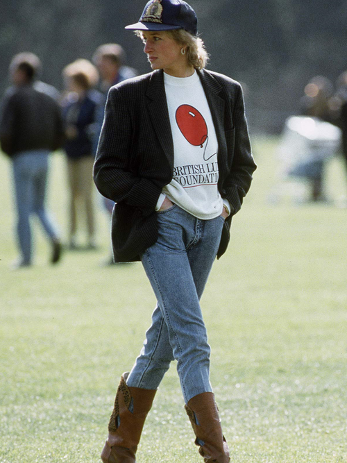 Lady Diana in Jeans, einem Sweatshirt und braunen Cowboy-Boots.
