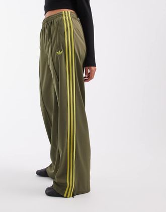 adidas Originals Firebird lockere Trainingshose in Oliv und Limette-Gr&uuml;n
