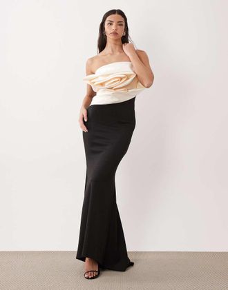 Asos Robe longue bandeau en cr&ecirc;pe de qualit&eacute; sup&eacute;rieure &agrave; ourlet plongeant avec grosse fleur contrastante en satin - Noir et blanc-Multicolore